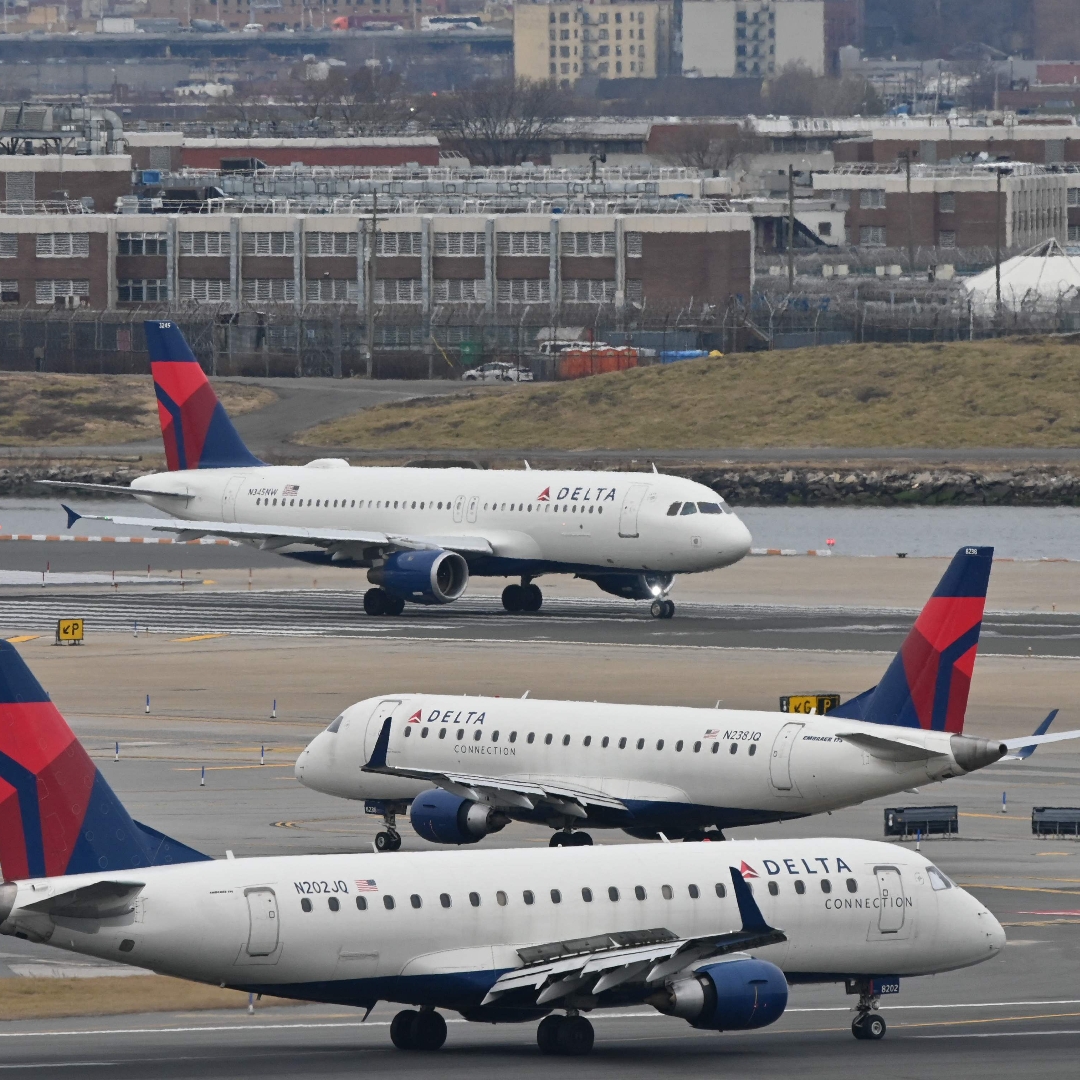 What caused the air travel disruption across the US?