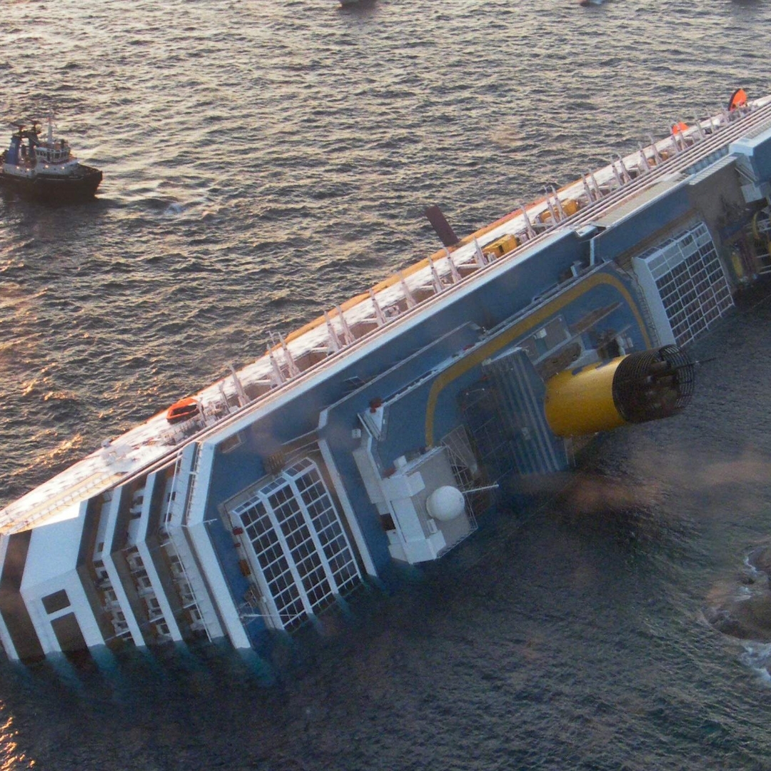 What happened in the 'Costa Concordia' luxury cruise ship crash?