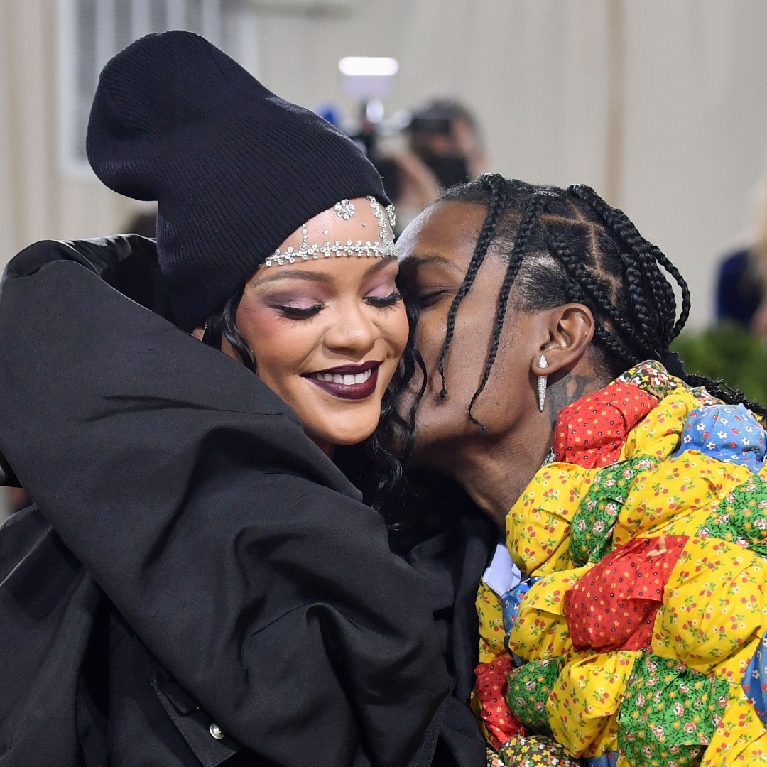 Rihanna pregnant with first baby