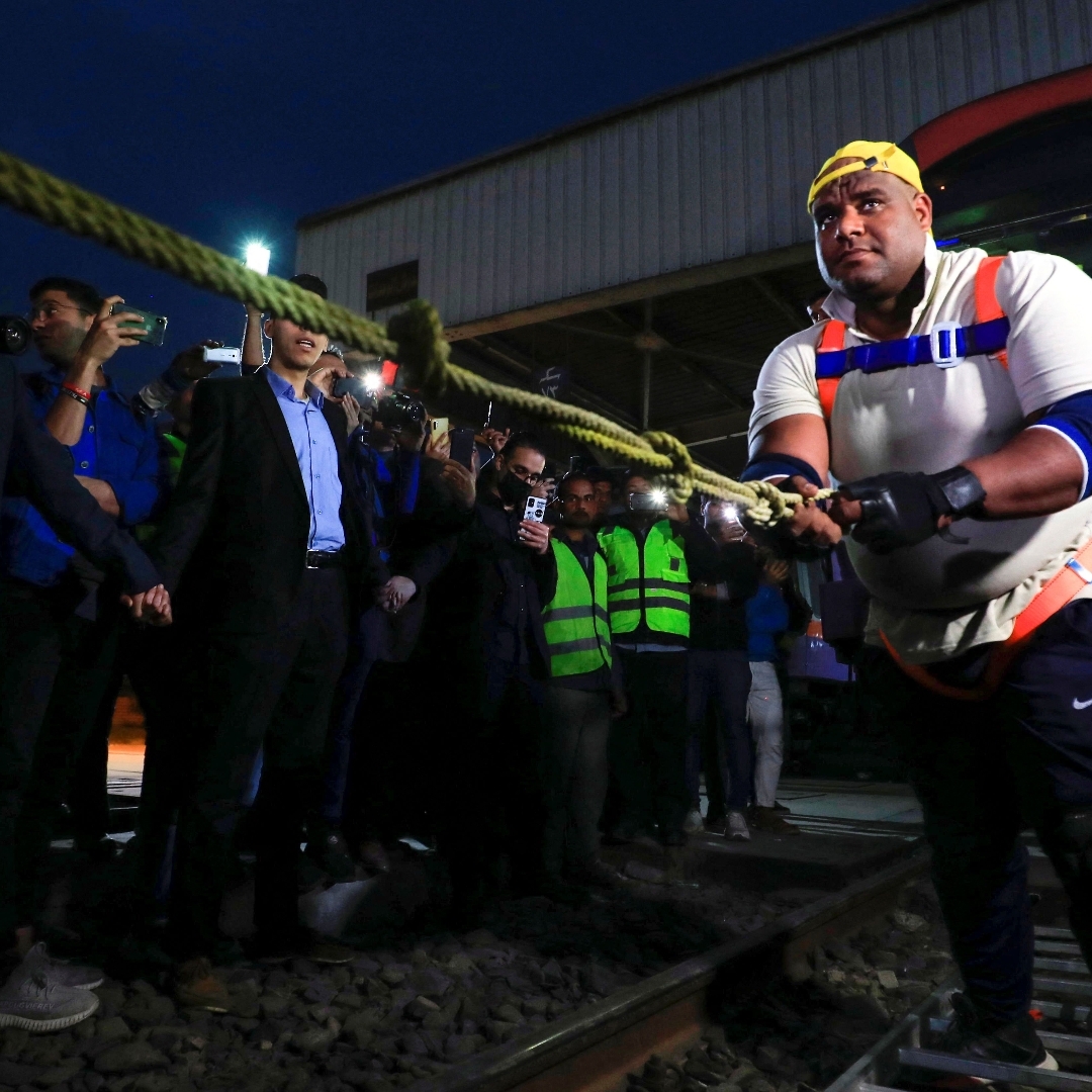 Egyptian strongman pulls 180-tonne train