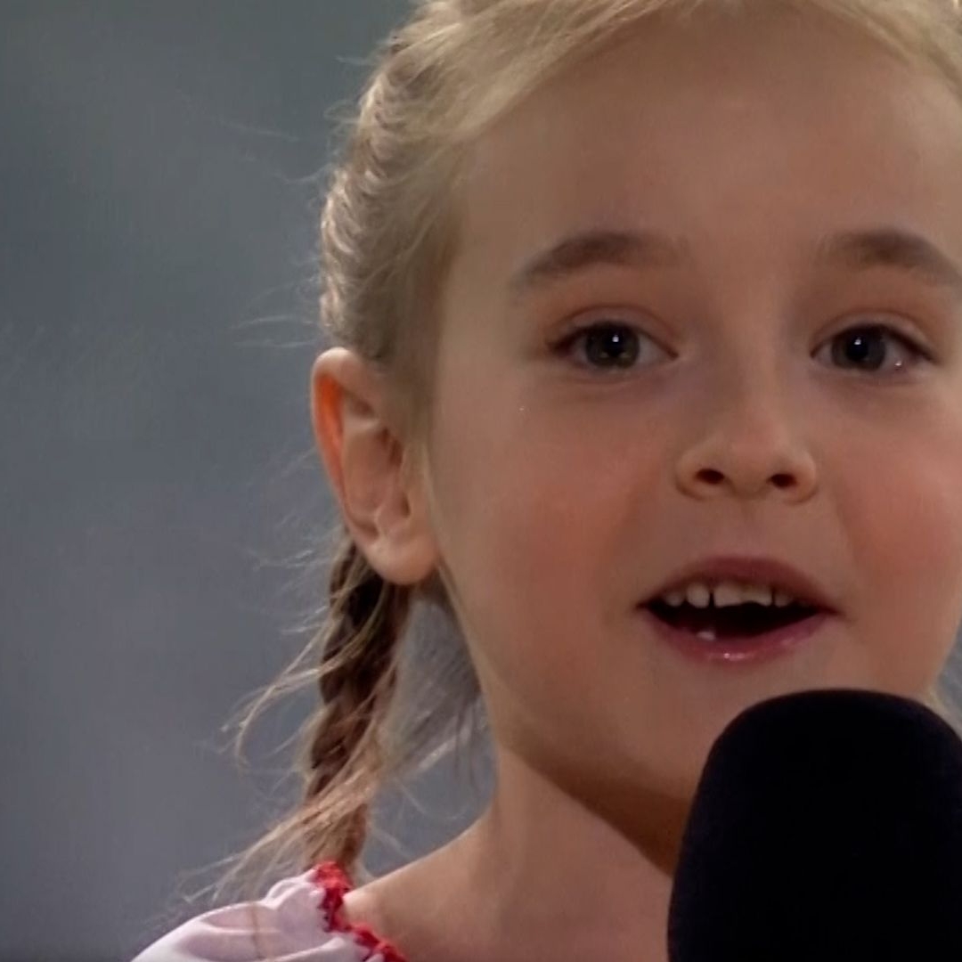 Girl from viral 'Frozen' video sings Ukrainian anthem at charity concert