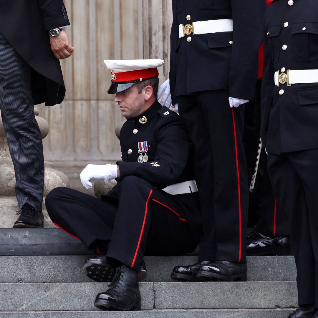 Moment ceremonial guard collapses during Queen Elizabeth II's platinum ...