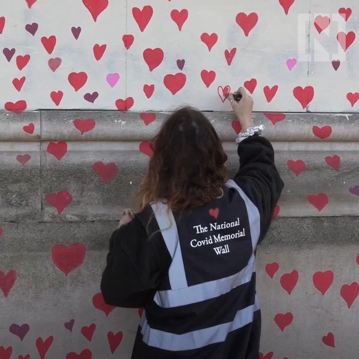 Mural of hearts created to memorialise UK's Covid-19 victims