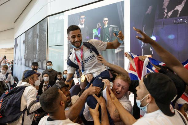 British Olympic athletes get heroes' welcome as they arrive in London