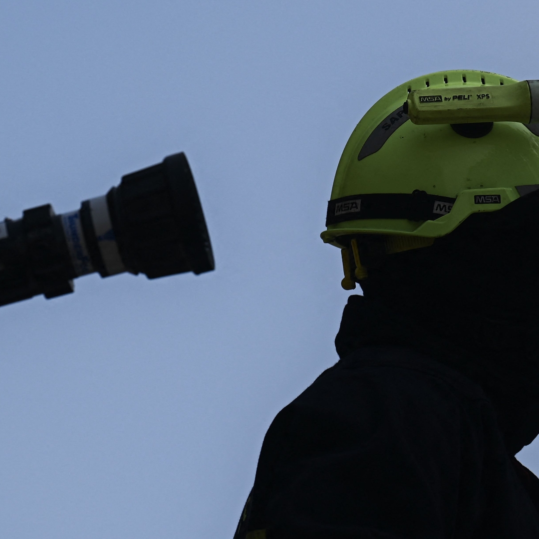 Firefighters in France battle to contain wildfire