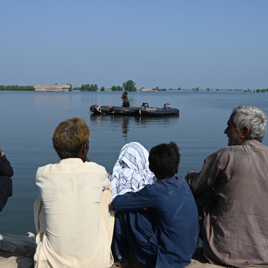 Homeless Pakistan floods survivors shelter on dry land