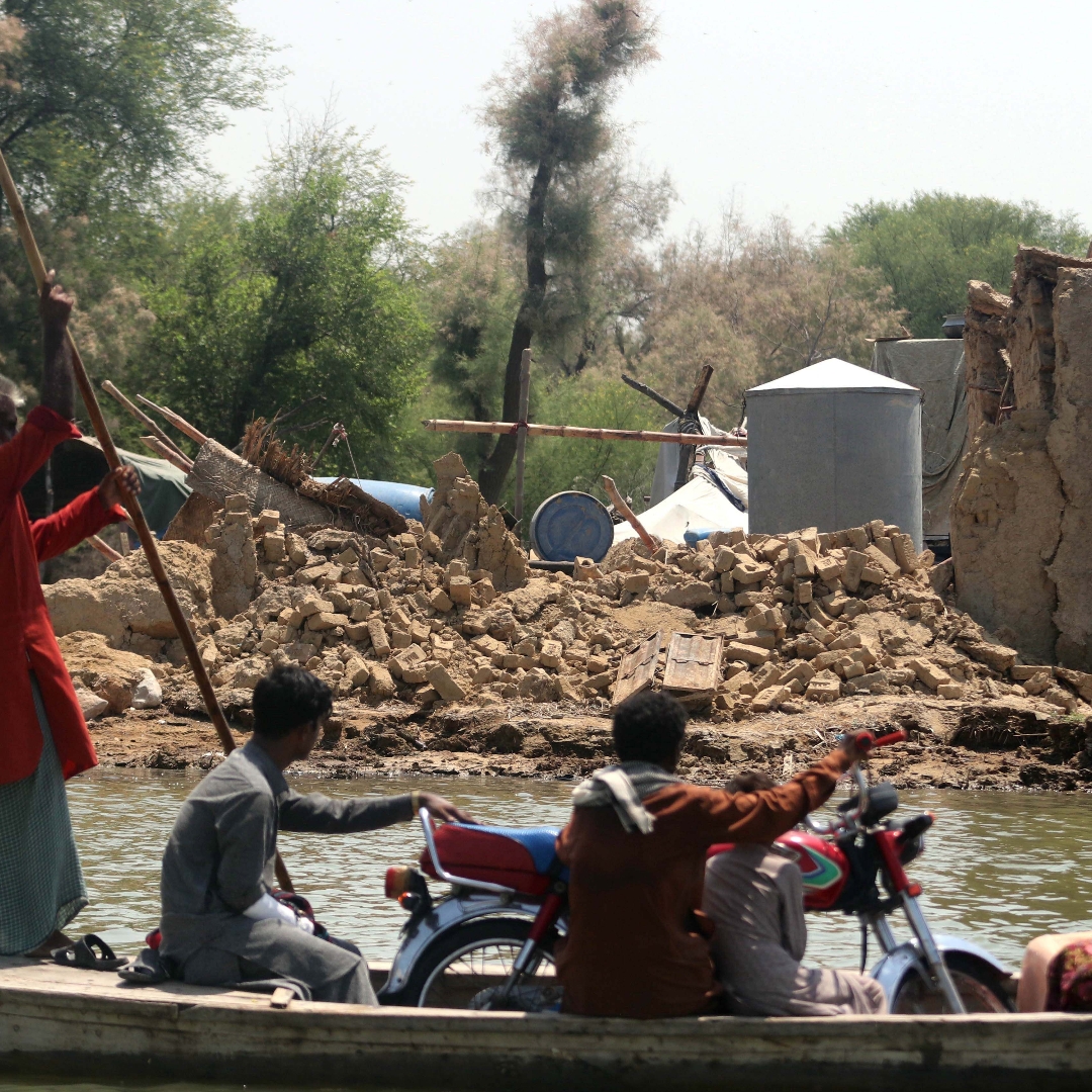 Dust storm uproots tents of Pakistan's flood survivors