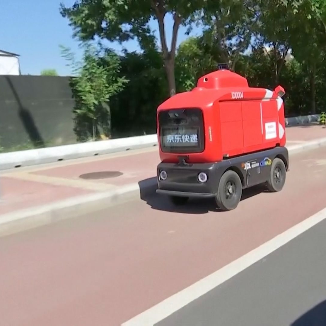 Supermarket uses robots to deliver goods in China