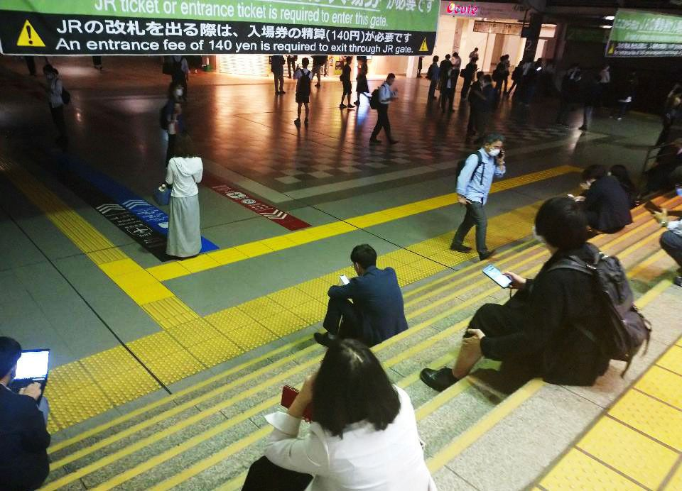 Earthquake sends buildings swaying in Japanese capital