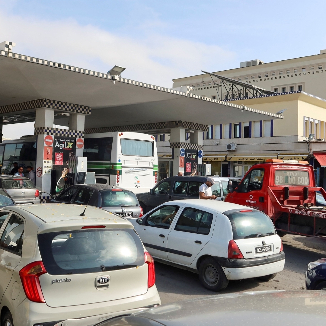 Long queues in Tunisia amid fuel shortages