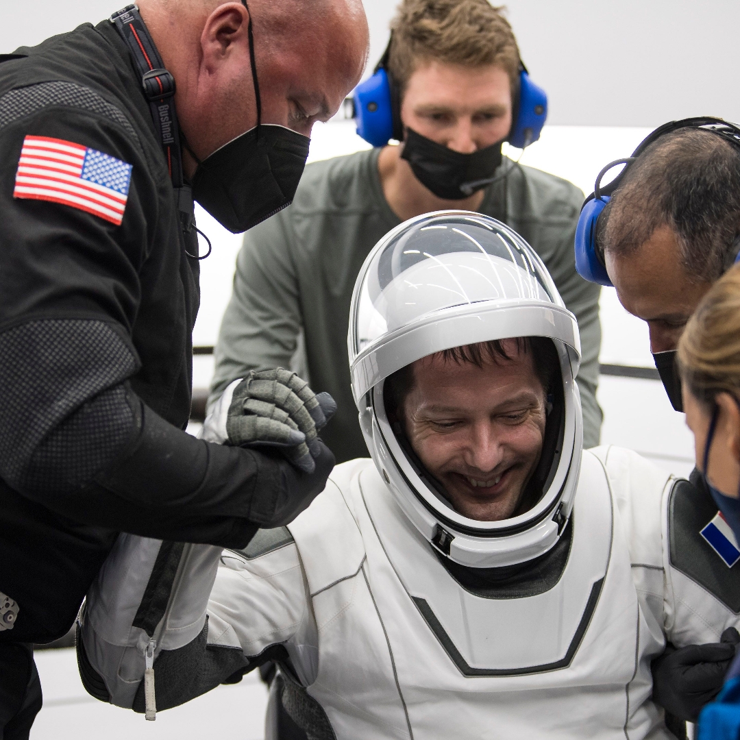 Spacex Capsule Returns To Earth With Four Astronauts