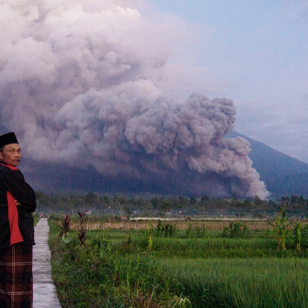 Indonesia raises alert to highest level after Mount Semeru erupts on ...