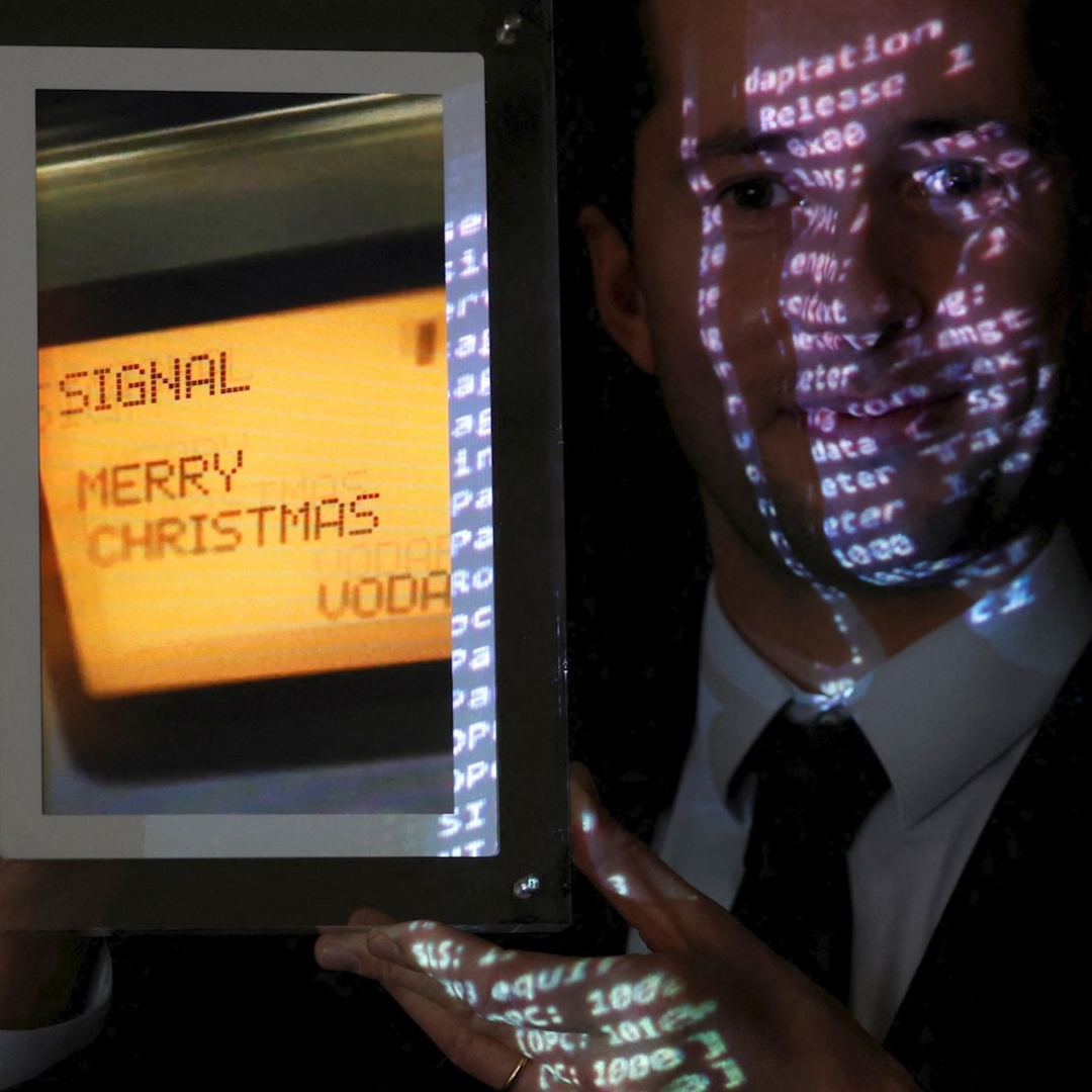 World's first text message sells for $120,000 in Paris auction