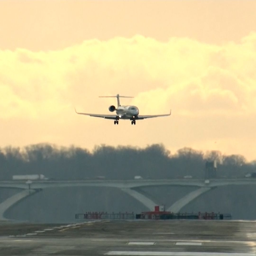 Strong winds in US disrupt plane landings